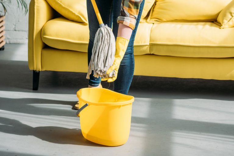 How to Wring Out a Mop Without a Wringer (DIY Mop Wringer) » House Trick